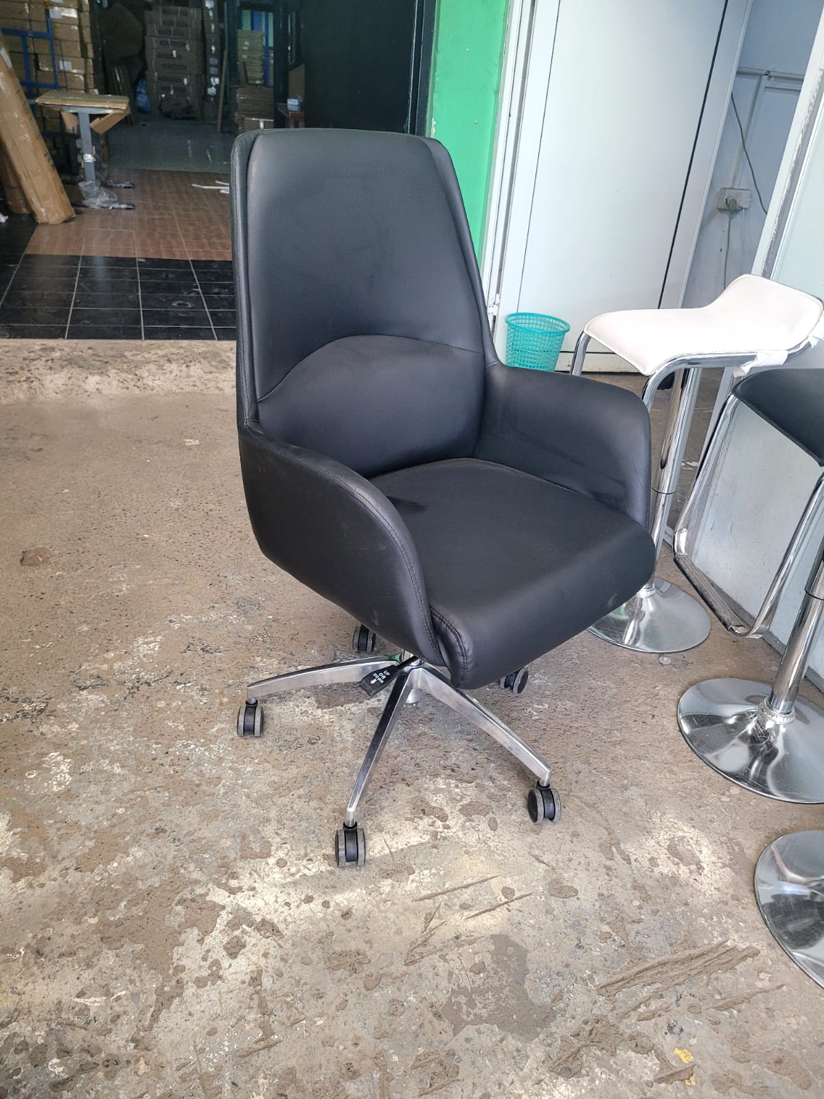 Executive High-Back Swivel Office Chair - homesun furniture